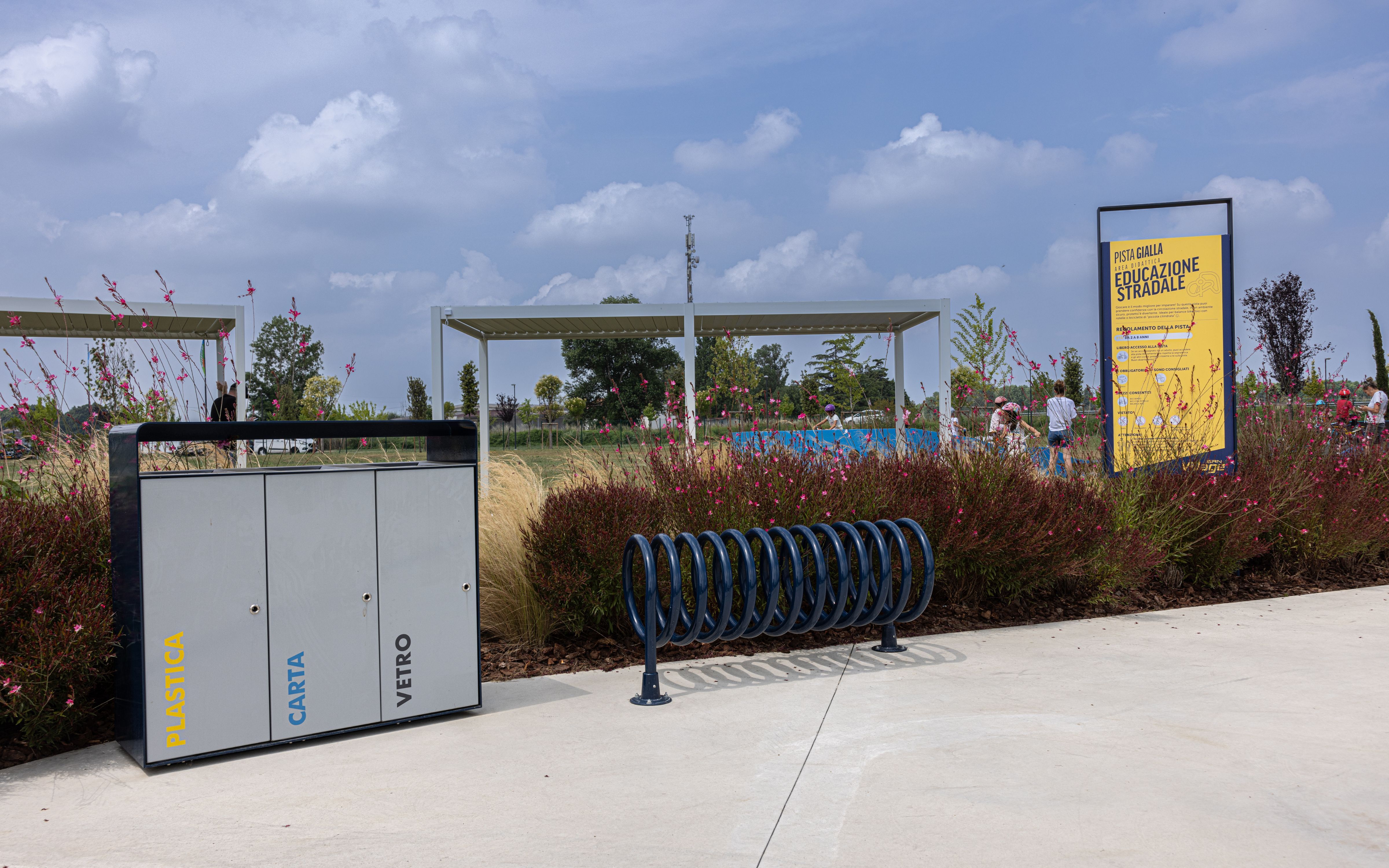 Bund Litter Bin | id created, Inc.